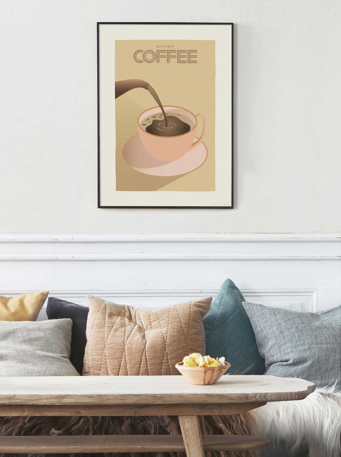 Kaffe plakat: BUT FIRST COFFEE. Se den her 👉🏼
